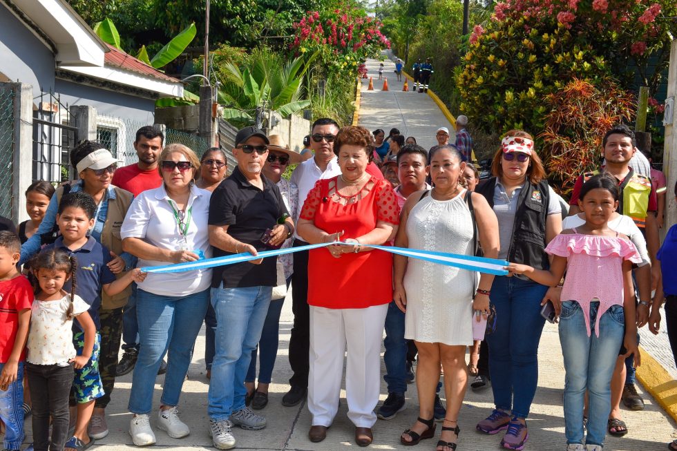 ALCALDESA MARÍA LUISA MARTELL INAUGURA PAVIMENTACIÓN EN LOMAS DEL CHILE ...